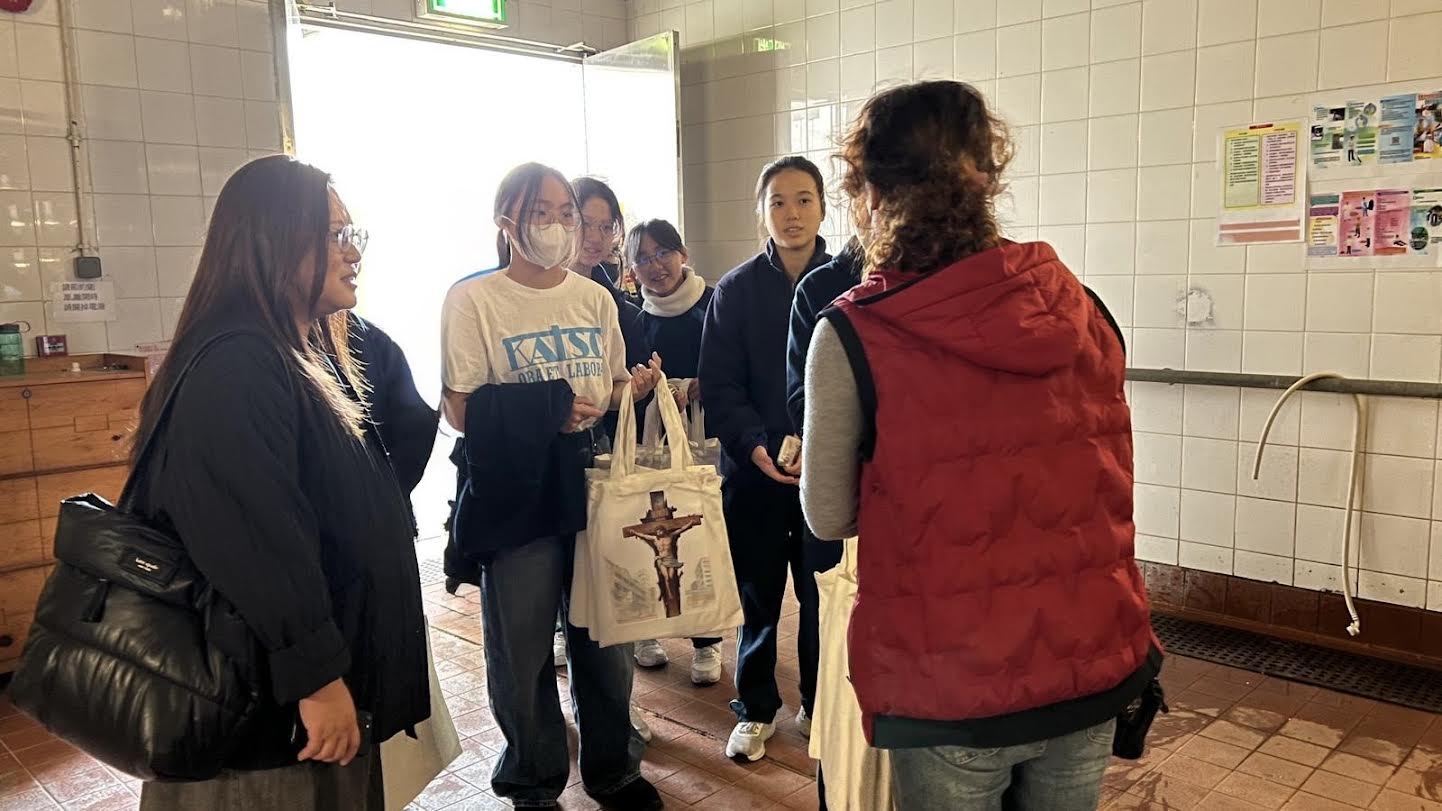 Visiting Street Cleaner in Hung Fuk Estate - Shung Tak Catholic English ...